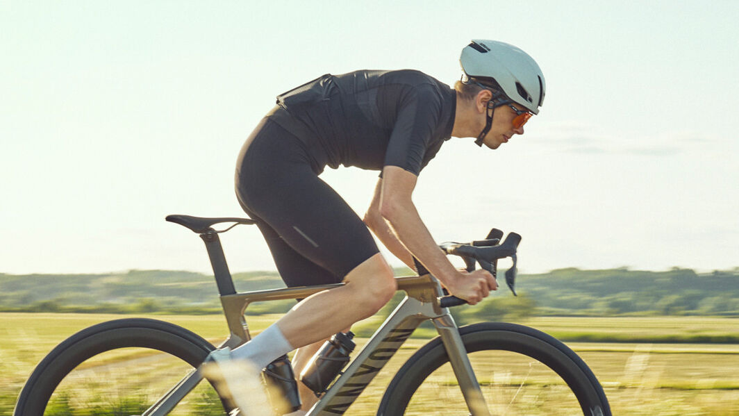 Ride in comfort: What to wear cycling in every temperature | CANYON EE
